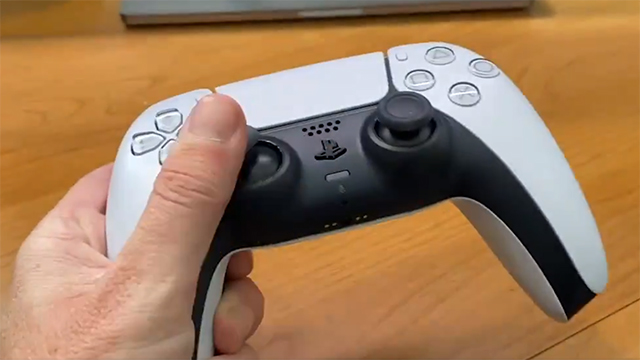 Heres Geoff Keighley Holding A Ps5 Controller Gamerevolution