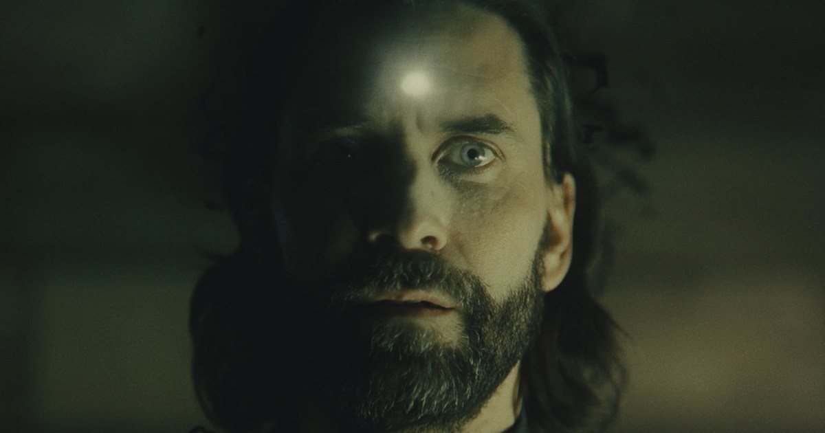 How to Use the Flashlight in Alan Wake 2 - GameRevolution