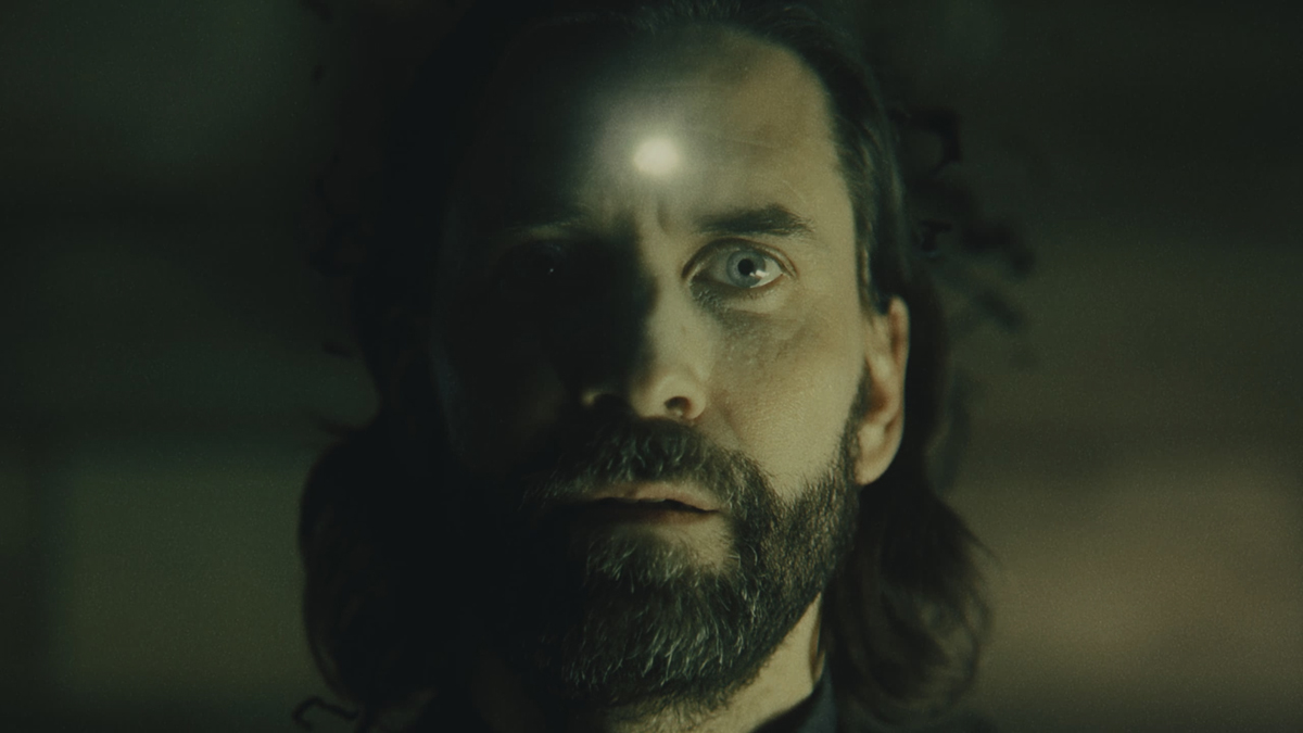 How to Use the Flashlight in Alan Wake 2 - GameRevolution